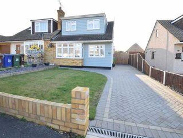 3 Bedrooms Semi detached house for sale in Thames Crescent, Corringham, Essex SS17