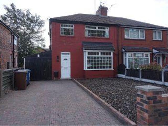 3 Bedrooms Semi detached house for sale in Thatch Leach Lane, Whitefield, Manchester M45