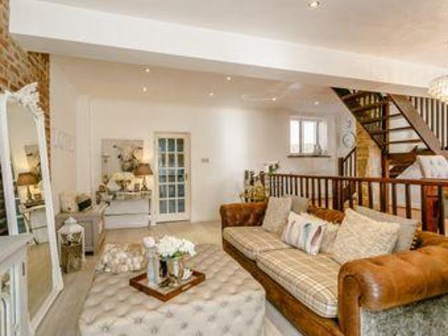 3 Bedrooms Semi detached house for sale in The Courtyard, Wakefield, West Yorkshire WF4