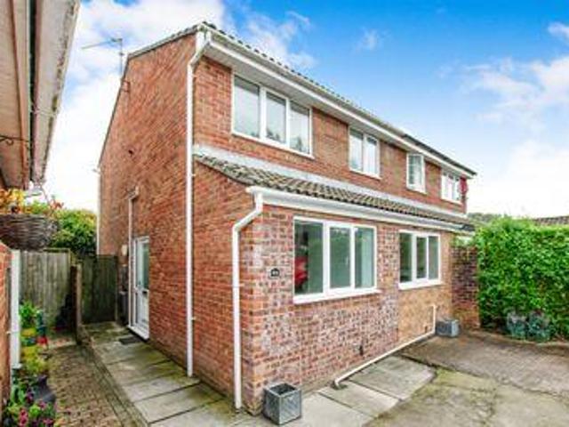 3 Bedrooms Semi detached house for sale in The Pastures, Barry CF62