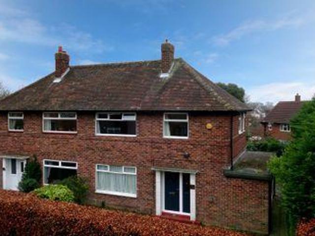 3 Bedrooms Semi detached house for sale in Tinshill Mount, Horsforth, Leeds LS16