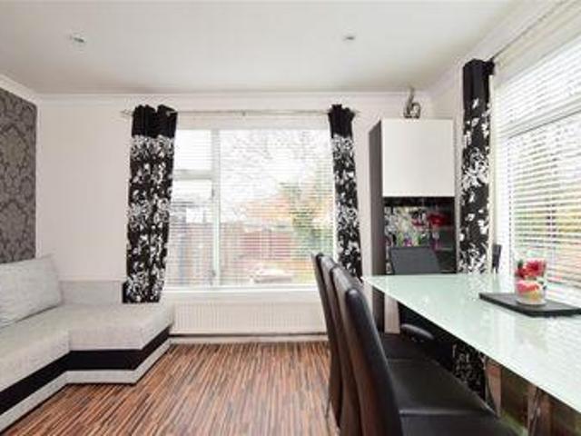 3 Bedrooms Semi detached house for sale in Upfield Close, Horley, Surrey RH6