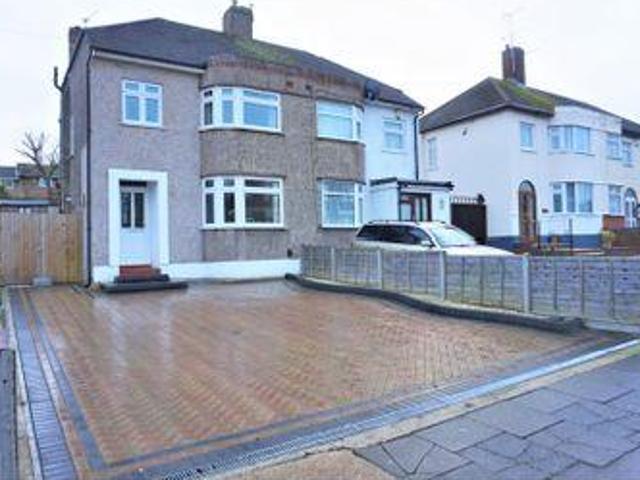 3 Bedrooms Semi detached house for sale in Valley Drive, Gravesend DA12