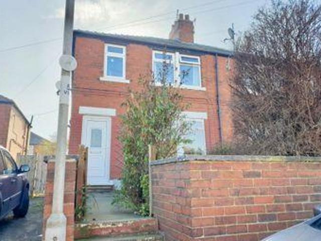 3 Bedrooms Semi detached house for sale in Vicarage Avenue, Gildersome, Leeds LS27