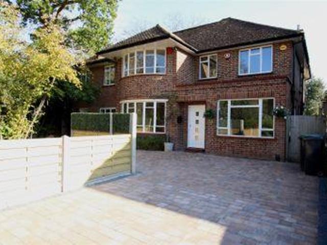 3 Bedrooms Semi detached house for sale in Village Road, Enfield EN1