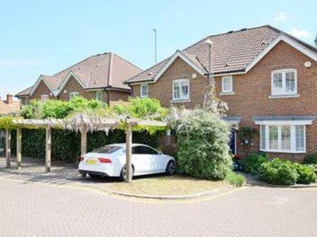 3 Bedrooms Semi detached house for sale in Vinson Close, Orpington BR6
