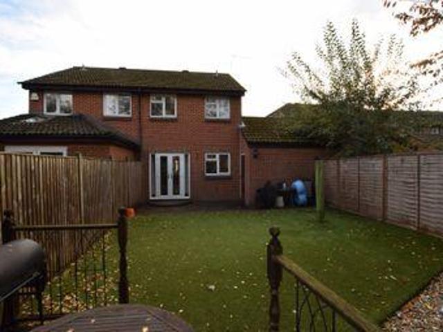 3 Bedrooms Semi detached house for sale in Yew Tree Close, Farnborough GU14