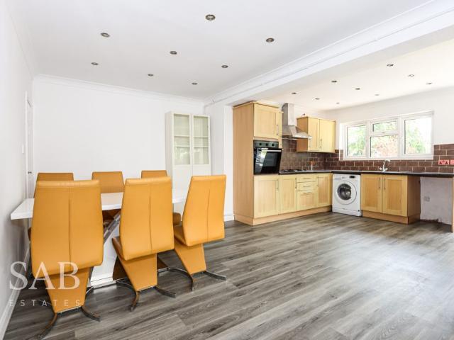 3 Bedrooms Semi Detached House to Let