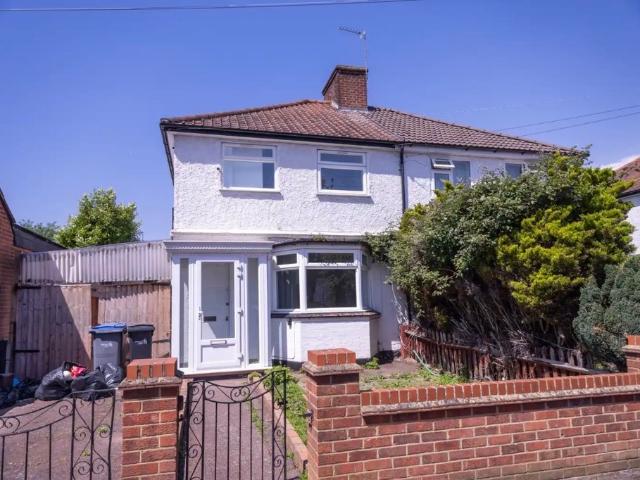 3 bedrooms Semi Detached House To Let
