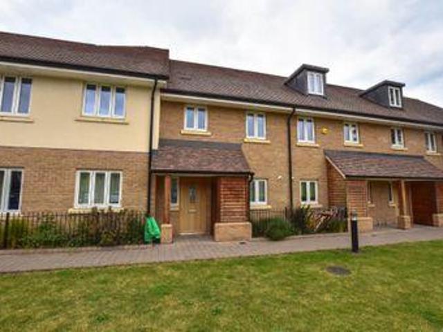 3 Bedrooms Terraced house for rent in New Mossford Way, Barkingside, Ilford IG6