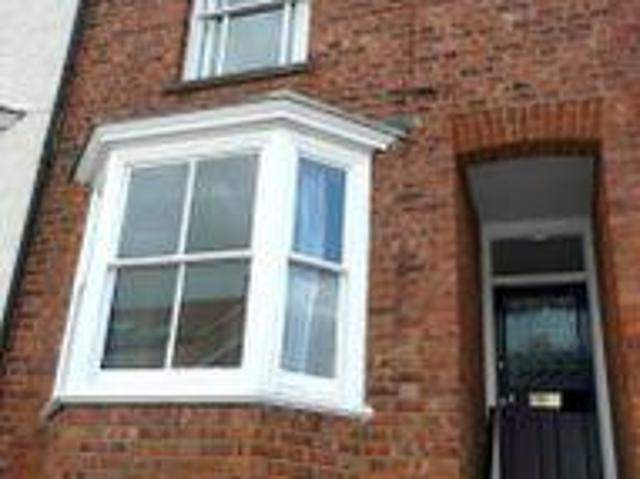 3 Bedrooms Terraced house for rent in Newington Road, Northampton NN2