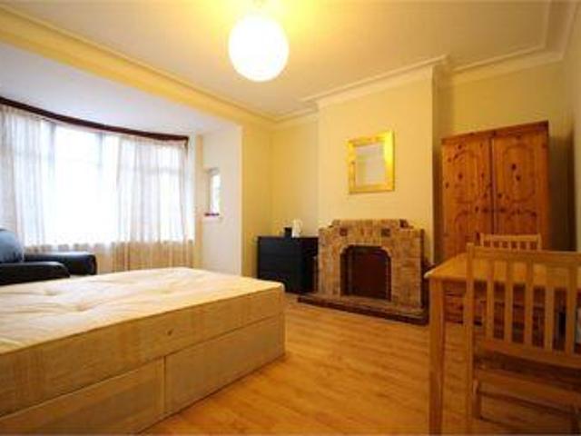 3 Bedrooms Terraced house for rent in Northwood Gardens, Ilford, Greater London IG5