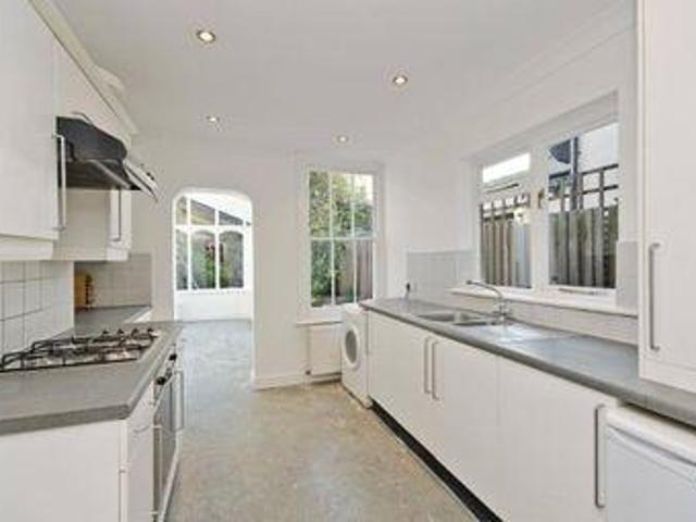 3 Bedrooms Terraced house for rent in Antill Road, Bow, London E3