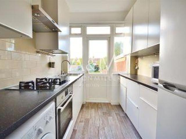 3 Bedrooms Terraced house for rent in Beech Grove, Ilford IG6