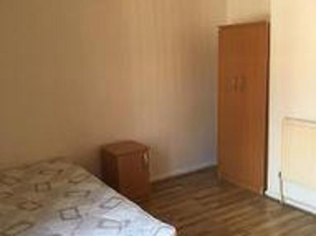 3 Bedrooms Terraced house for rent in Camborne Street, Manchester M14
