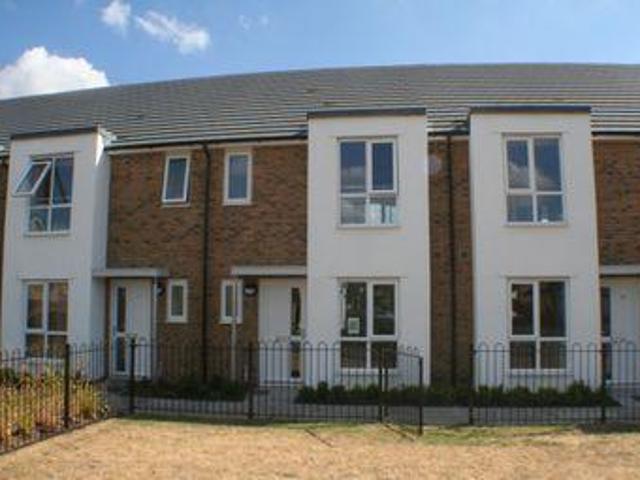 3 Bedrooms Terraced house for rent in Evergreen Drive, West Drayton UB7