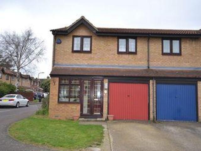3 Bedrooms Terraced house for rent in Express Drive, Goodmayes, Ilford IG3
