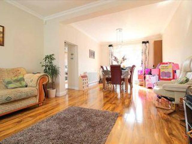 3 Bedrooms Terraced house for rent in Glenham Drive, Ilford IG2