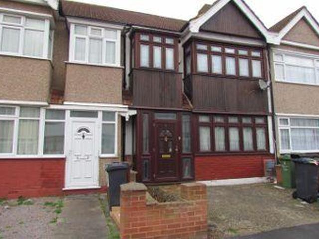 3 Bedrooms Terraced house for rent in Gray Avenue, Dagenham RM8