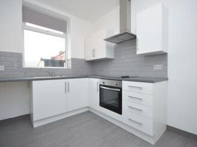 3 Bedrooms Terraced house for rent in Highfield Road, Darwen BB3