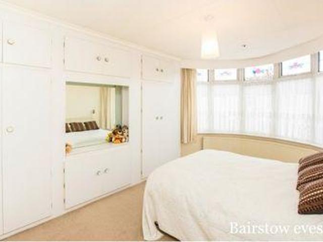 3 Bedrooms Terraced house for rent in Lyndhurst Gardens, Barking IG11