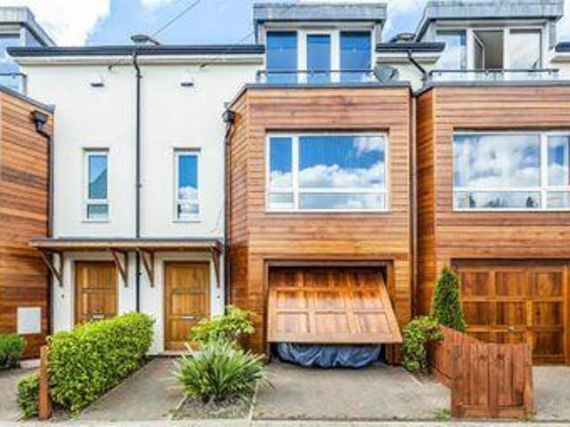 3 Bedrooms Terraced house for rent in Lincoln Road, London N2