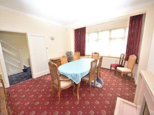 3 Bedrooms Terraced house for rent in Parham Drive, Gants Hill IG2