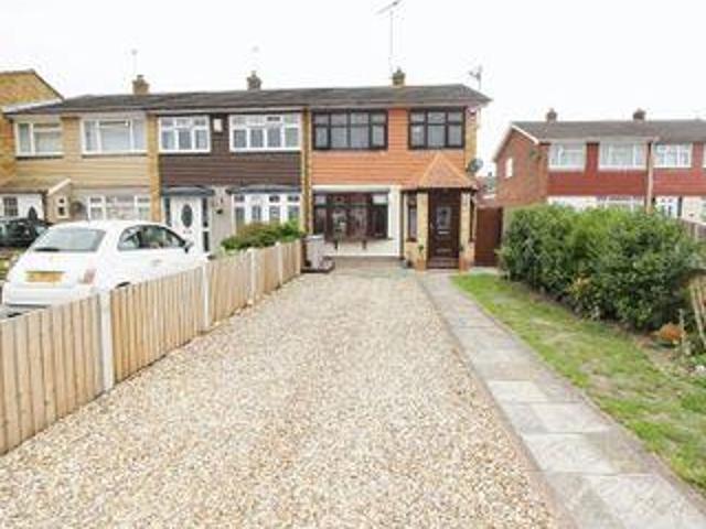 3 Bedrooms Terraced house for rent in Patmore Way, Romford RM5