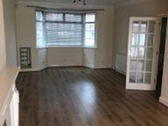 3 Bedrooms Terraced house for rent in Rush Green Road, Romford RM7