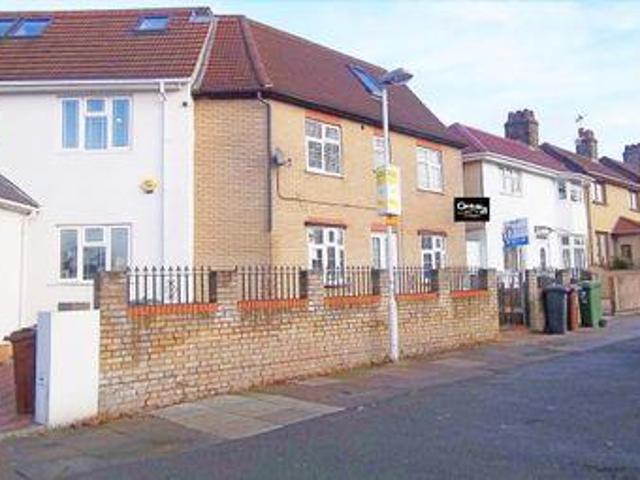 3 Bedrooms Terraced house for rent in Ripple Road, Barking IG11