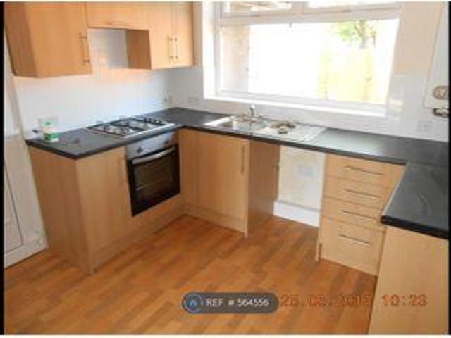3 Bedrooms Terraced house for rent in St. Marys Avenue, Wyke, Bradford BD12