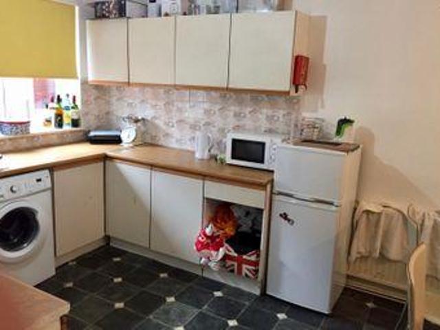 3 Bedrooms Terraced house for rent in St. Johns Close, Hyde Park, Leeds LS6