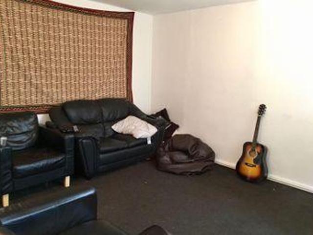 3 Bedrooms Terraced house for rent in St. Johns Close, Hyde Park, Leeds LS6