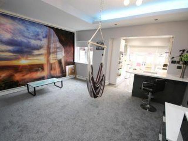 3 Bedrooms Terraced house for rent in Station Road, Eccles, Manchester M30