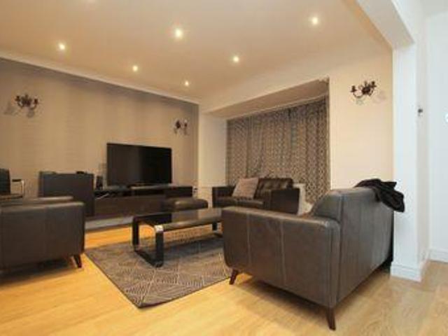 3 Bedrooms Terraced house for rent in Sandhurst Drive, Seven Kings, Essex IG3