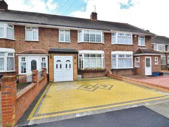 3 Bedrooms Terraced house for rent in Sandringham Close, Barkingside, Ilford IG6