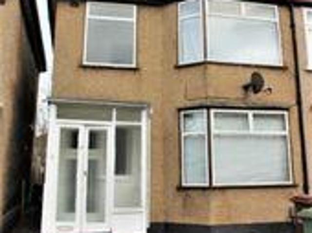 3 Bedrooms Terraced house for rent in Tudor Road, Harrow, Middlesex HA3