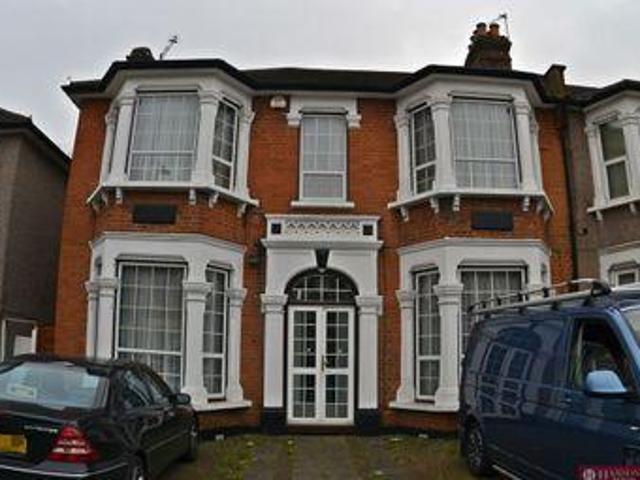 3 Bedrooms Terraced house for rent in The Drive, Ilford IG1
