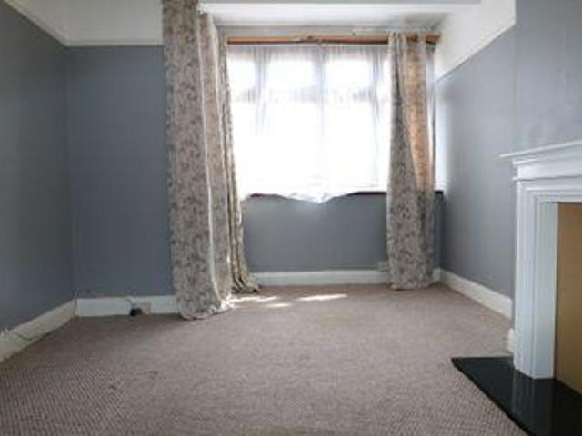 3 Bedrooms Terraced house for rent in West Road, Romford, Essex RM7