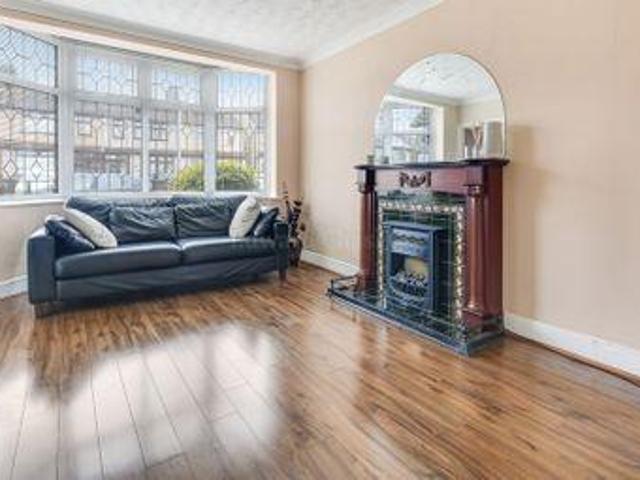 3 Bedrooms Terraced house for rent in Western Avenue, Dagenham RM10