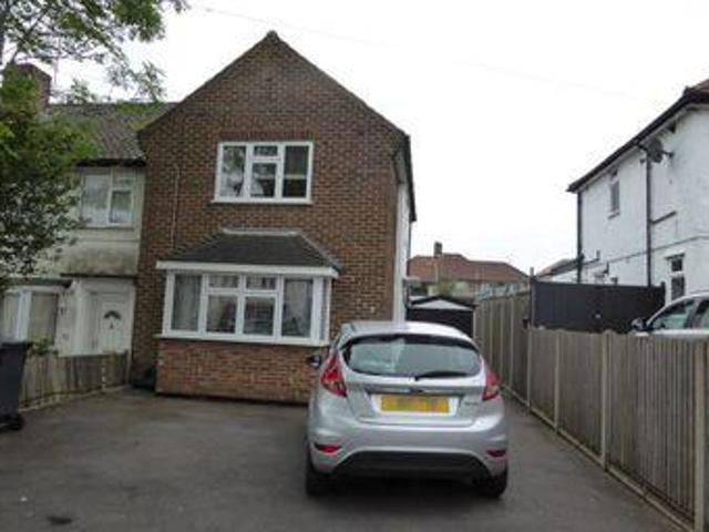 3 Bedrooms Terraced house for rent in Wolsey Crescent, New Addington, Croydon CR0