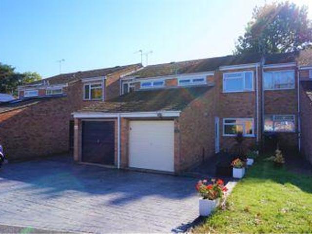 3 Bedrooms Terraced house for sale in Mead Court, Woking GU21