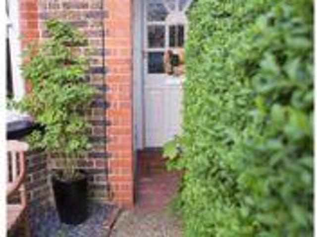 3 Bedrooms Terraced house for sale in Mount Street, Dorking RH4