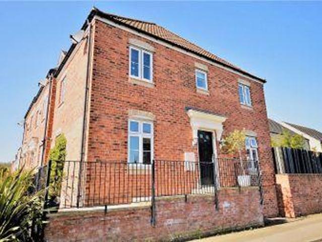 3 Bedrooms Terraced house for sale in Oaklands Road, Rodley, Leeds, West Yorkshire LS13