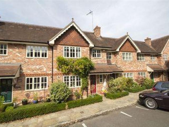 3 Bedrooms Terraced house for sale in Oakwood Court, Hartley Wintney, Hook RG27