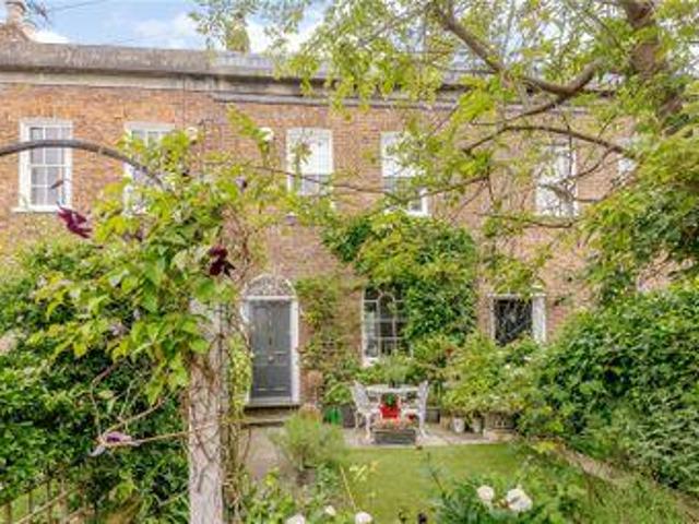 3 Bedrooms Terraced house for sale in Adelaide Square, Windsor, Berkshire SL4