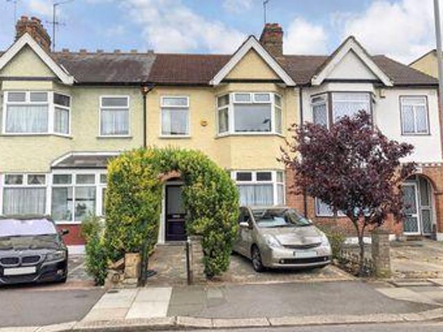 3 Bedrooms Terraced house for sale in Cambridge Road, Seven Kings IG3