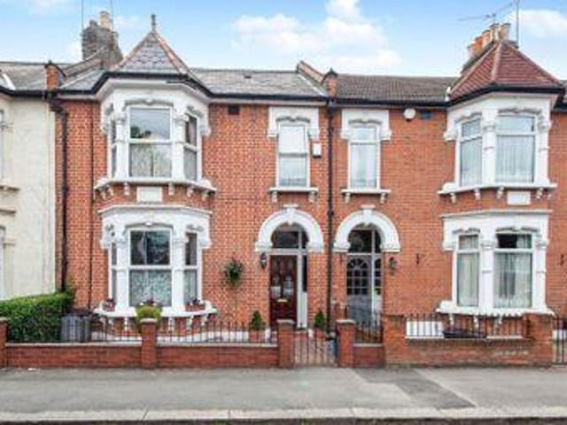 3 Bedrooms Terraced house for sale in Crescent Road, London E18