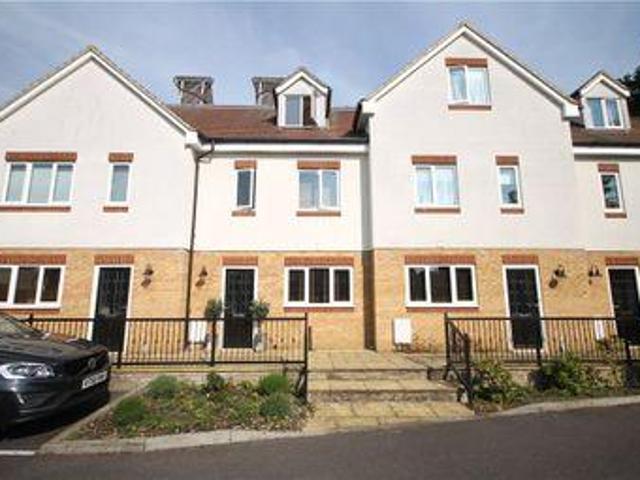 3 Bedrooms Terraced house for sale in Cromwell Close, Staines Upon Thames, Surrey TW18
