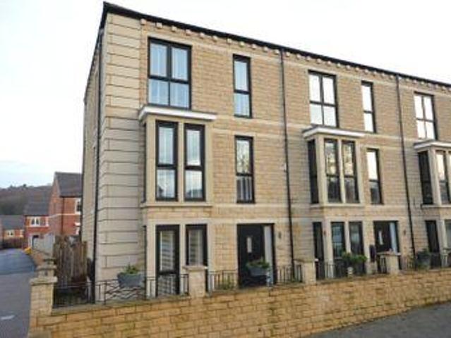 3 Bedrooms Terraced house for sale in Dyehouse Court, Bradford, West Yorkshire BD10